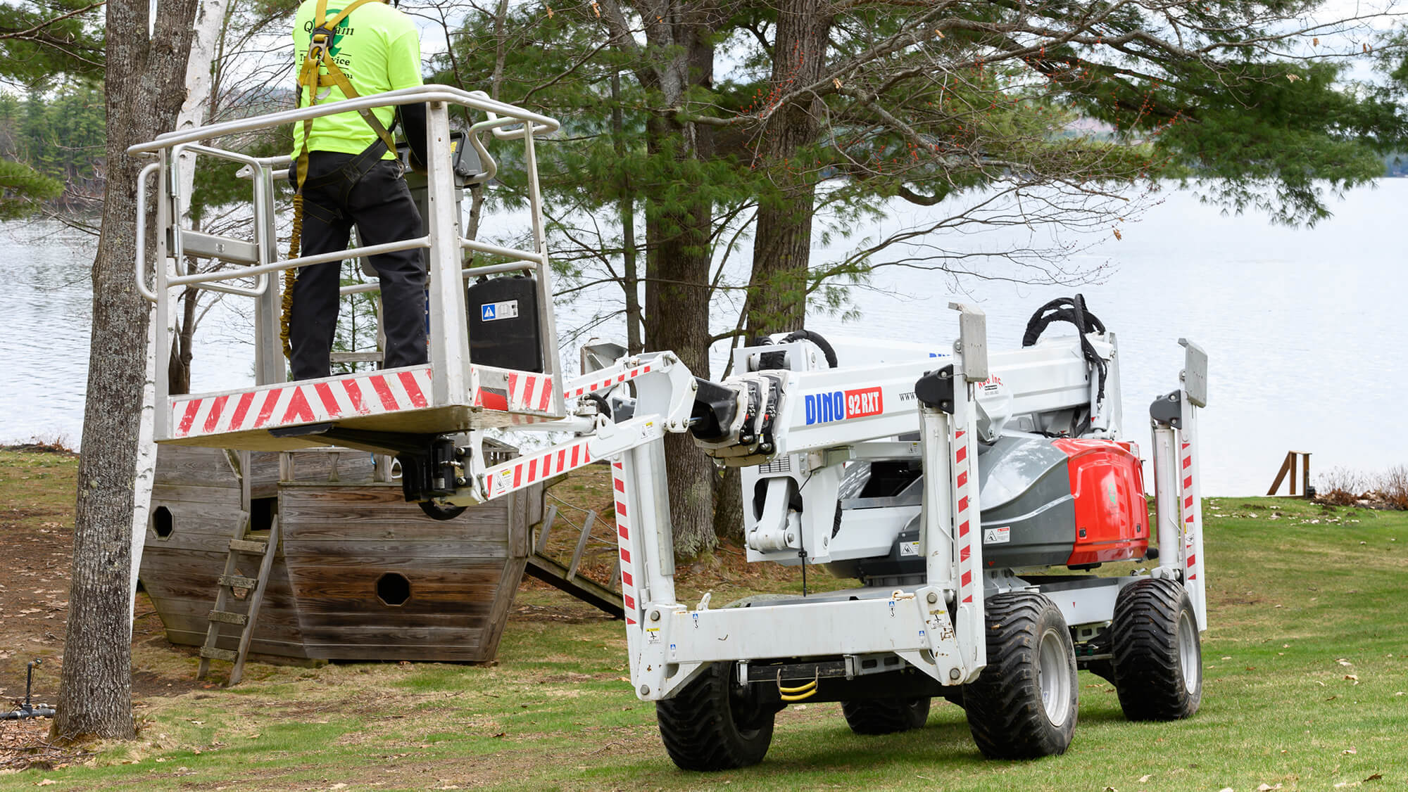 When to choose a trailer-mounted vs a lightweight self-propelled MEWP?