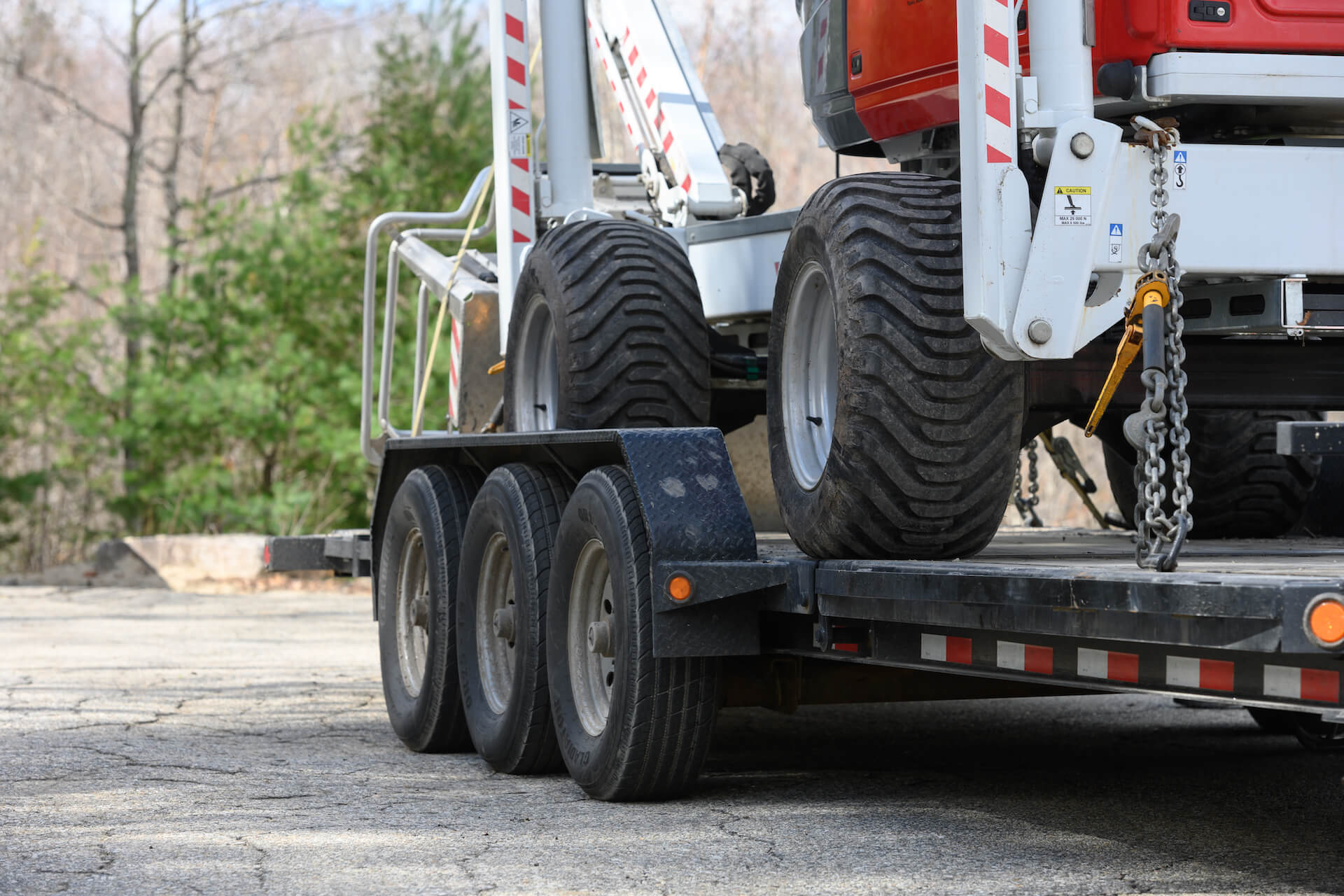 Transporting lightweight booms to the building site
